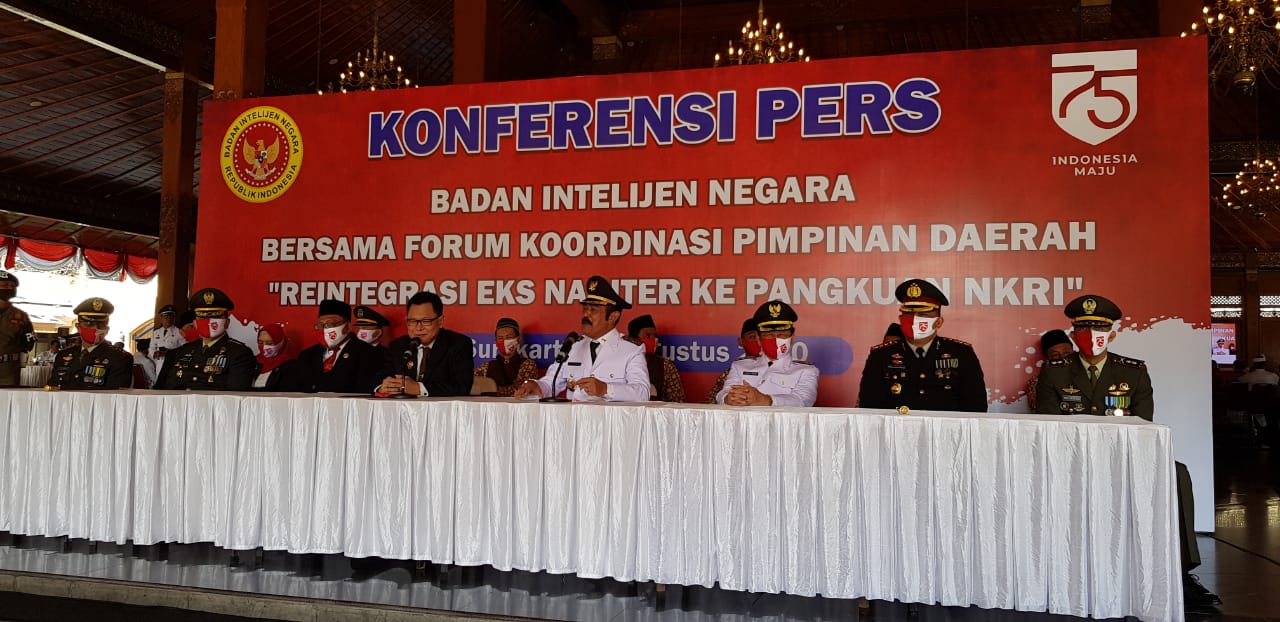 Pesawat Terbang Tabrak Bukit Saat Mendarat di Lapangan Terbang Pogapa ...