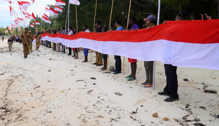 Pertama Kalinya, 77 Meter Bendera Merah Putih Terbentang di Pulau Fani ...