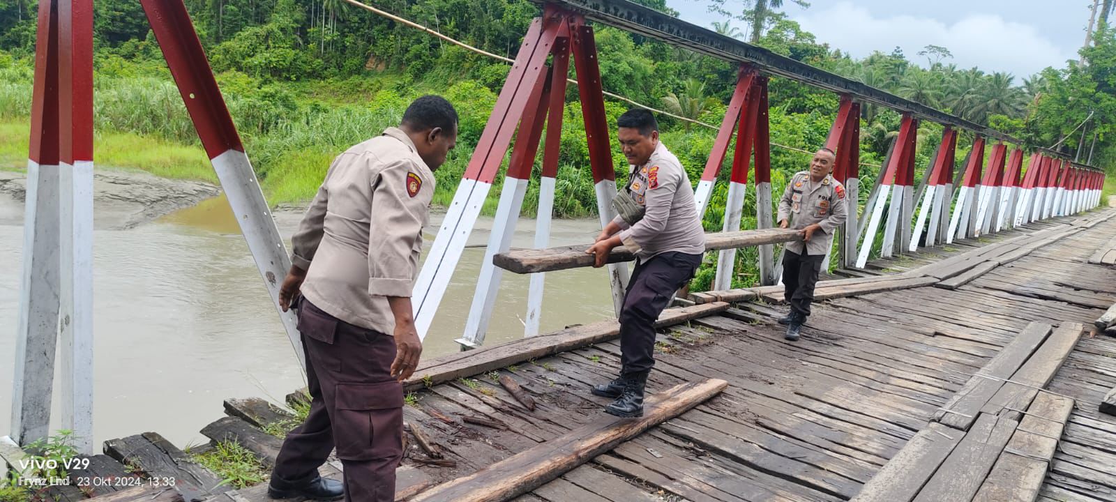 Membahayakan Pengendara, Polisi Perbaiki Jembatan yang Rusak - Papua Deadline